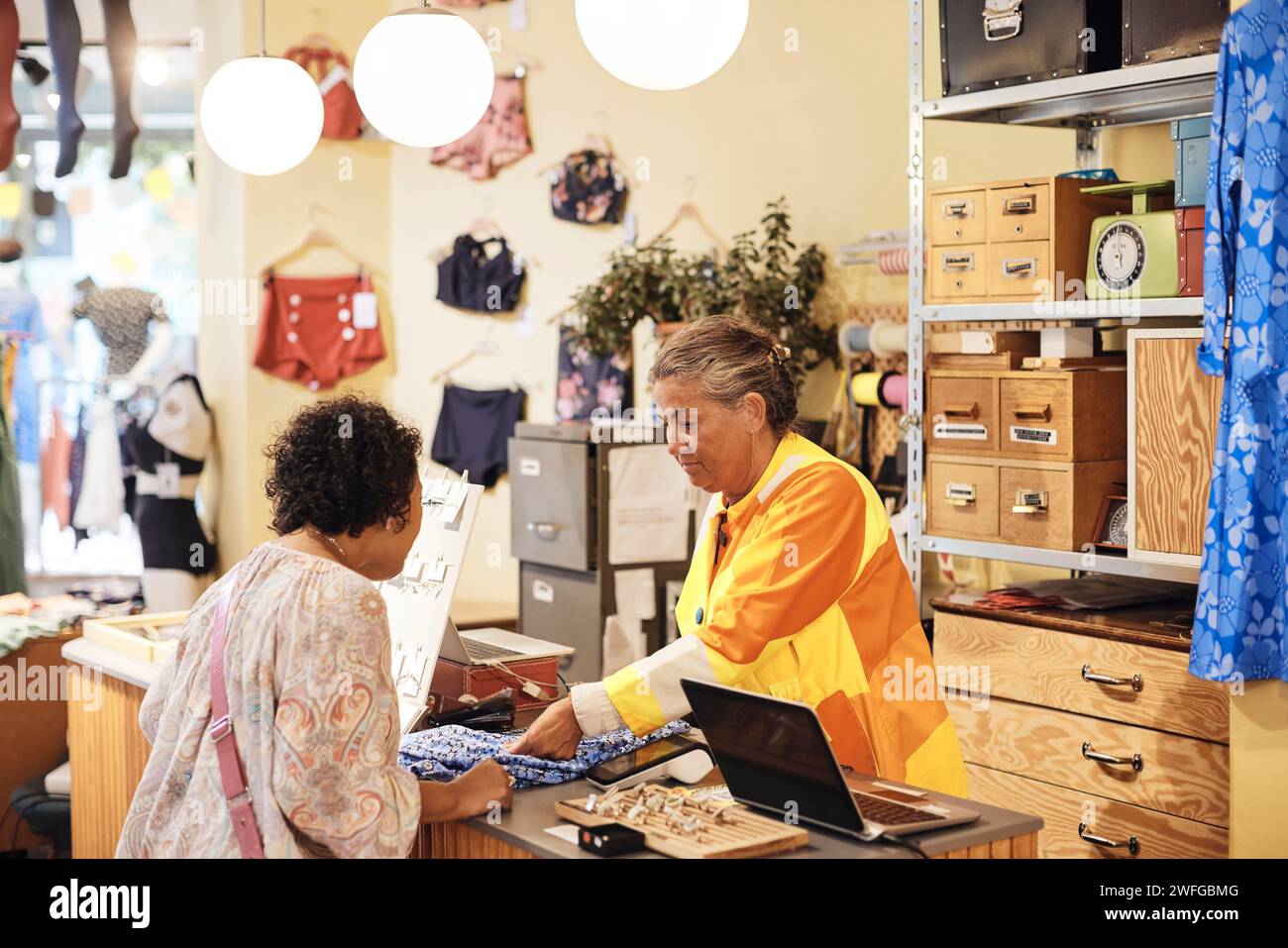 Customer at checkout hi-res stock photography and images - Alamy