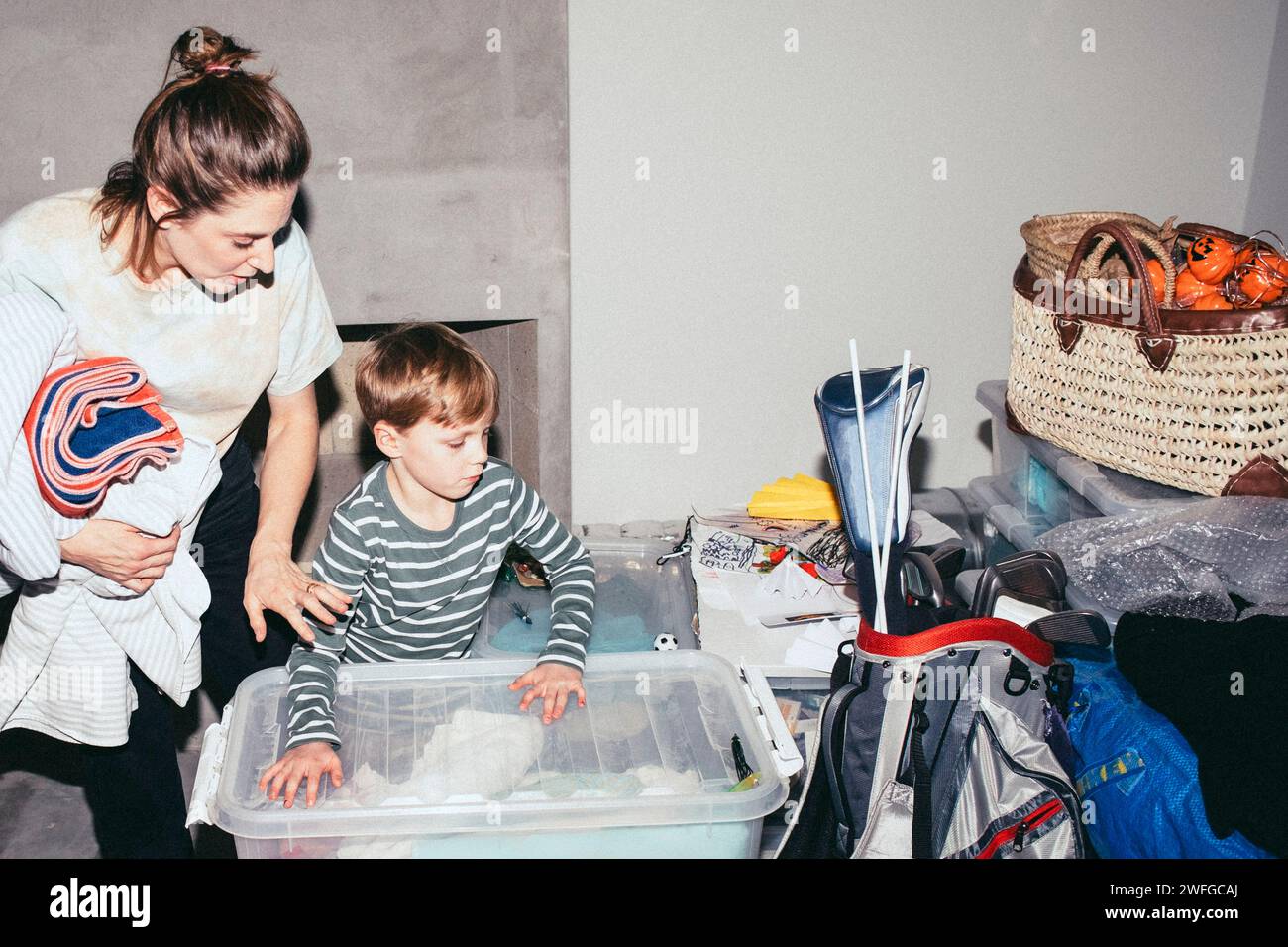 Moving house relocation mother hi-res stock photography and images - Alamy