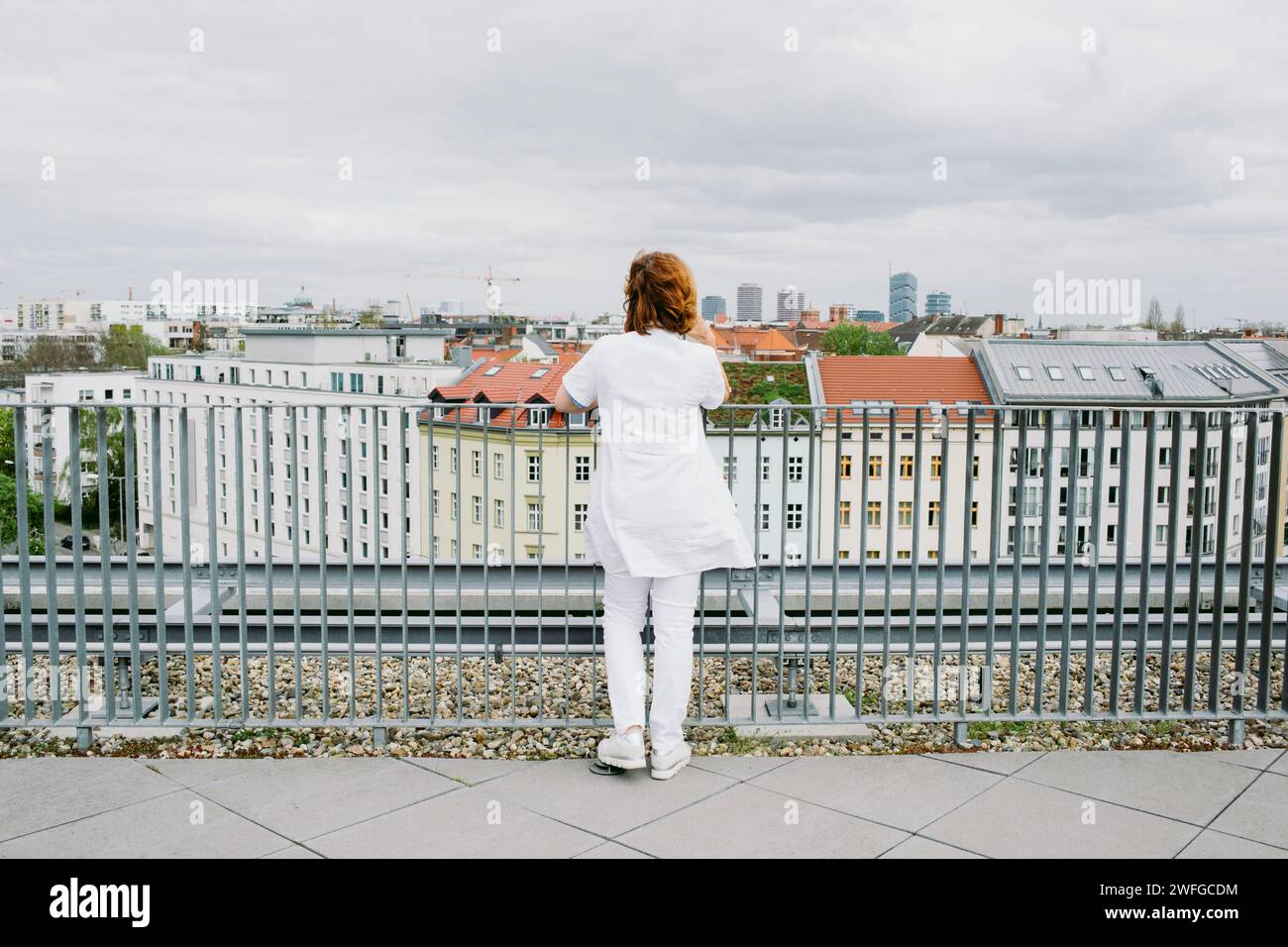 Full body female doctor hi-res stock photography and images - Alamy