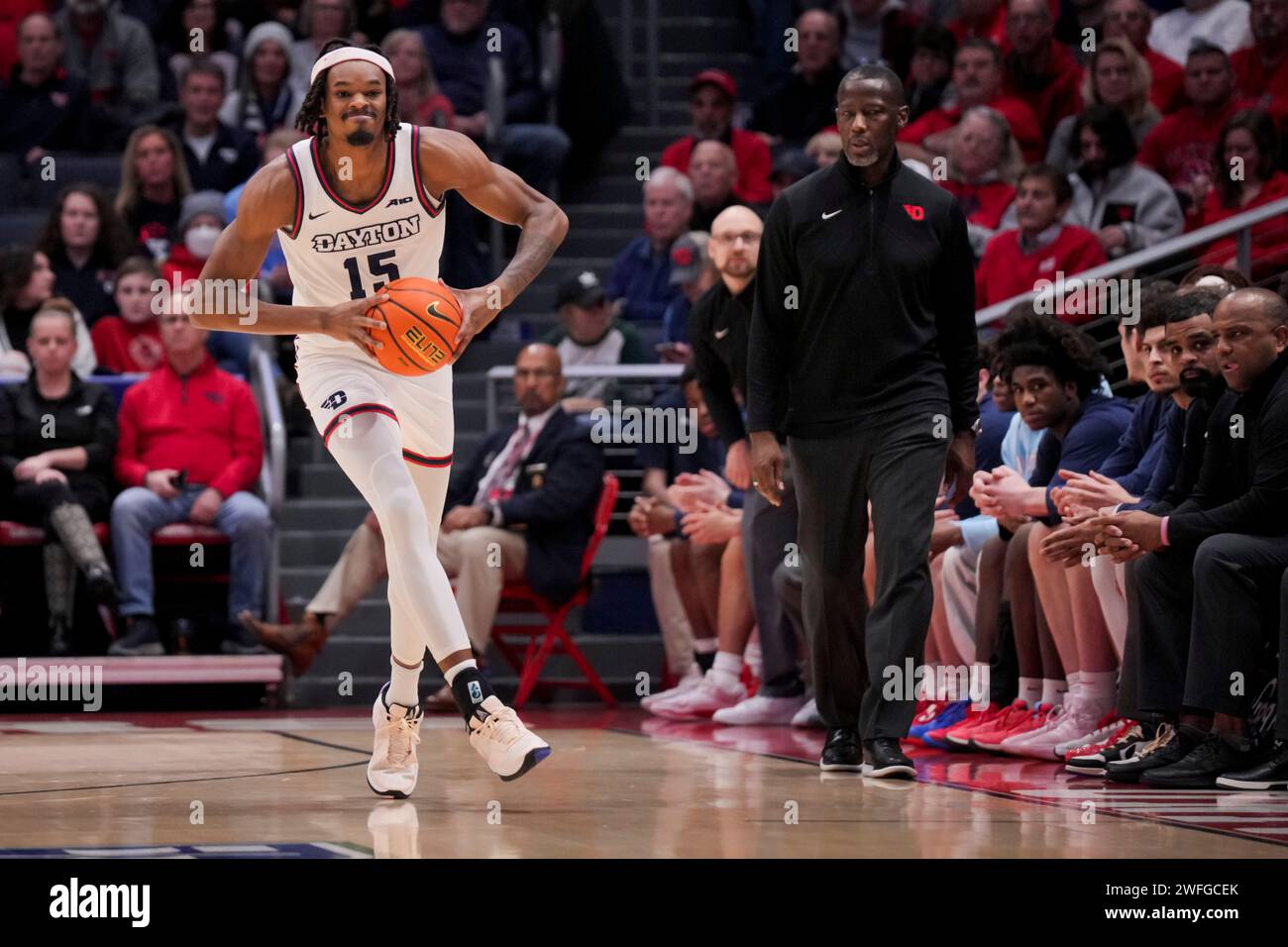 Dayton forward DaRon Holmes II (15) passes the ball during an NCAA ...