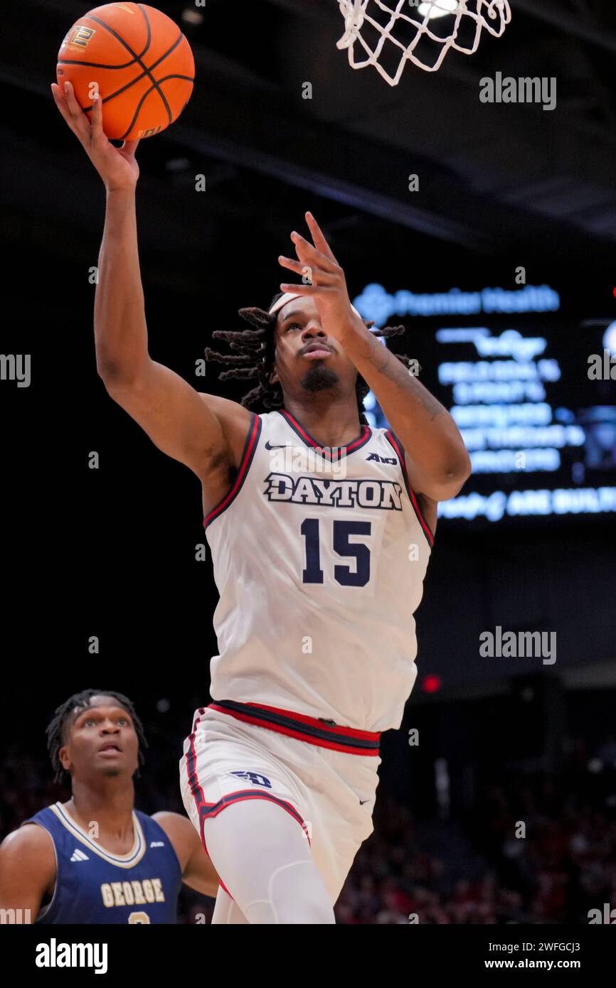Dayton forward DaRon Holmes II (15) drives to the basket during an NCAA ...