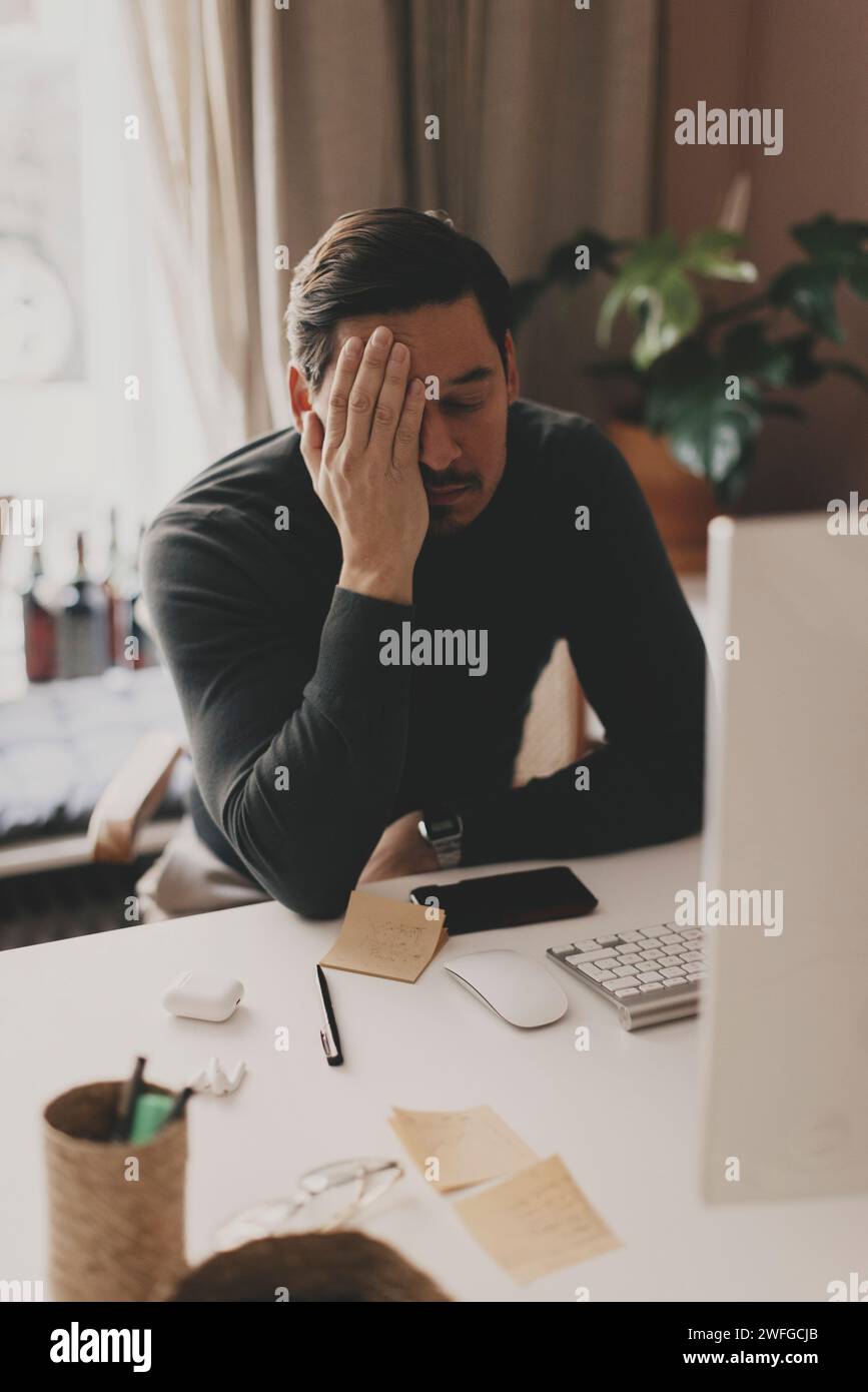 Tired at office desk hi-res stock photography and images - Alamy