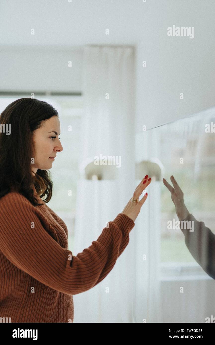 Wall mounted tv screen hi-res stock photography and images - Alamy