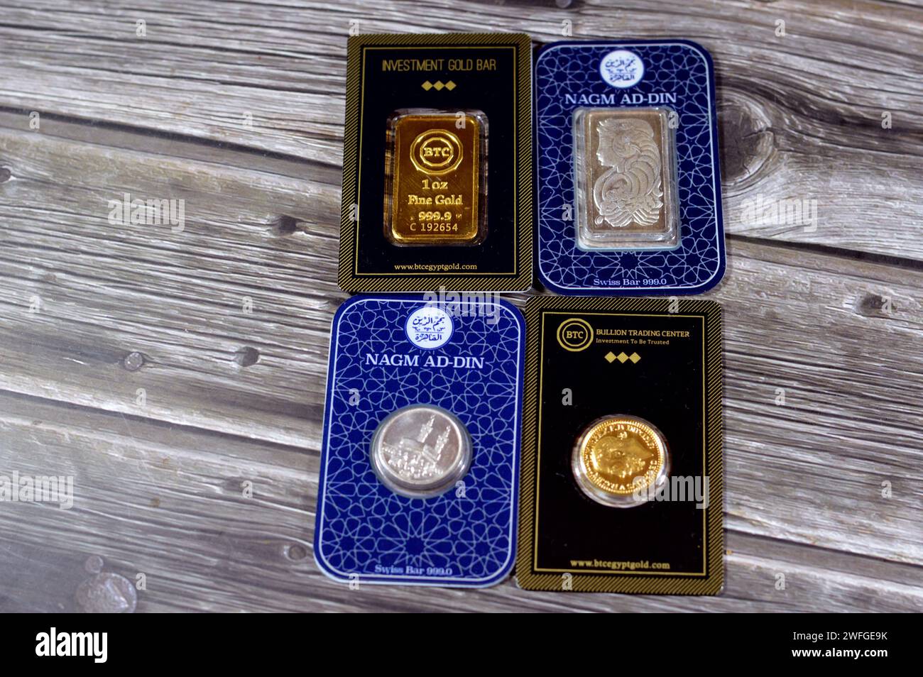 Pure gold dragon hi-res stock photography and images - Alamy