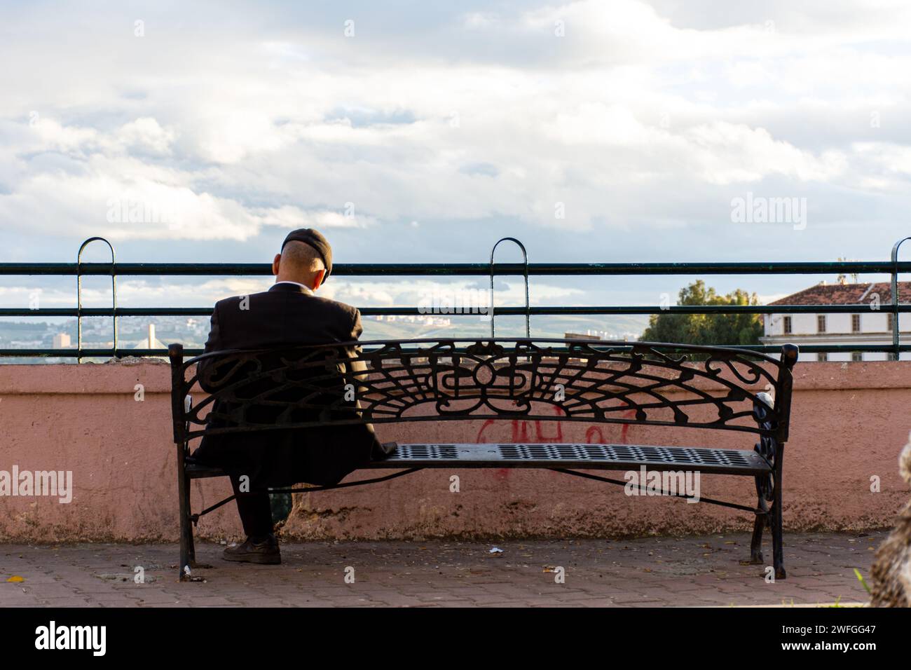 Lonely old man on bench hi-res stock photography and images - Alamy