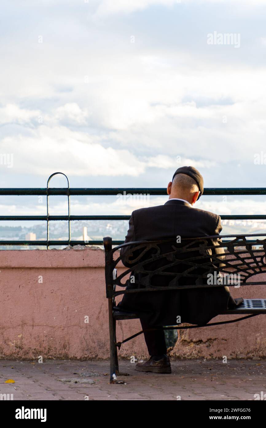 Alone man sit on bench hi-res stock photography and images - Alamy