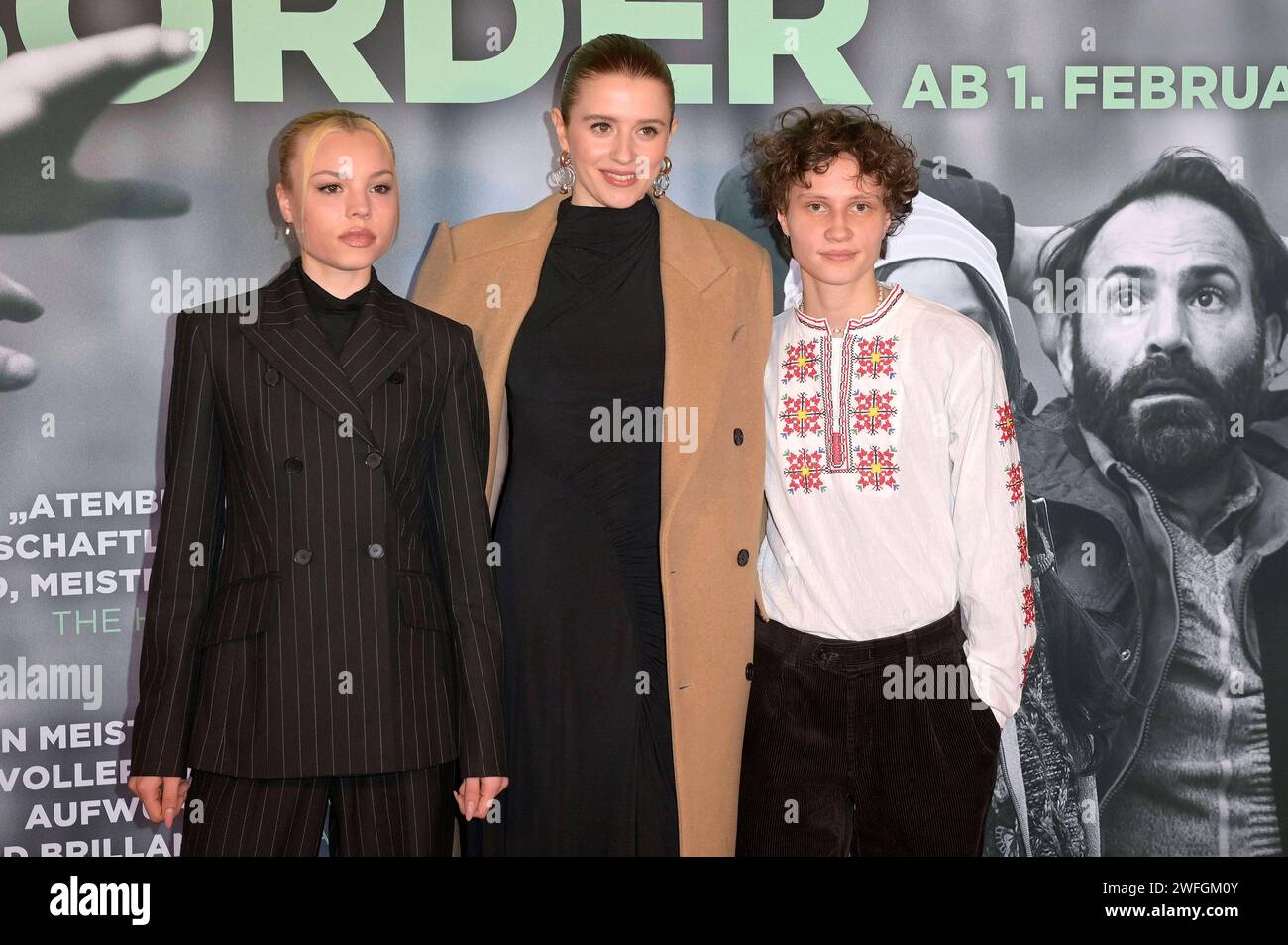 Lea Zoe Voss, Katharina Stark und Luna Jordan bei der Premiere des ...