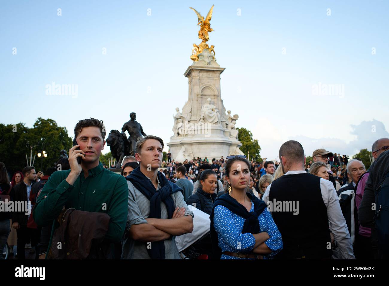 8th September 2022: Mourners congregate outside Buckingham Palace after ...