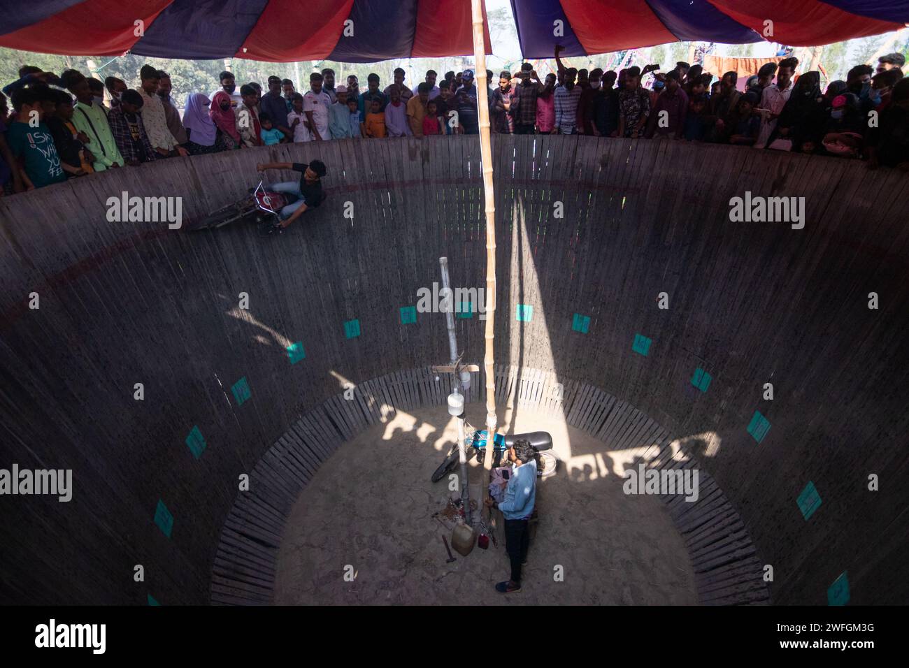 Cycle stunt circus hi-res stock photography and images - Alamy