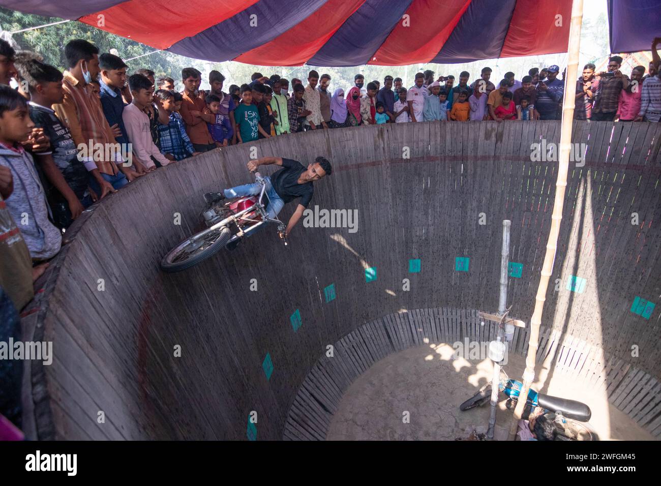 Cycle stunt circus hi-res stock photography and images - Alamy