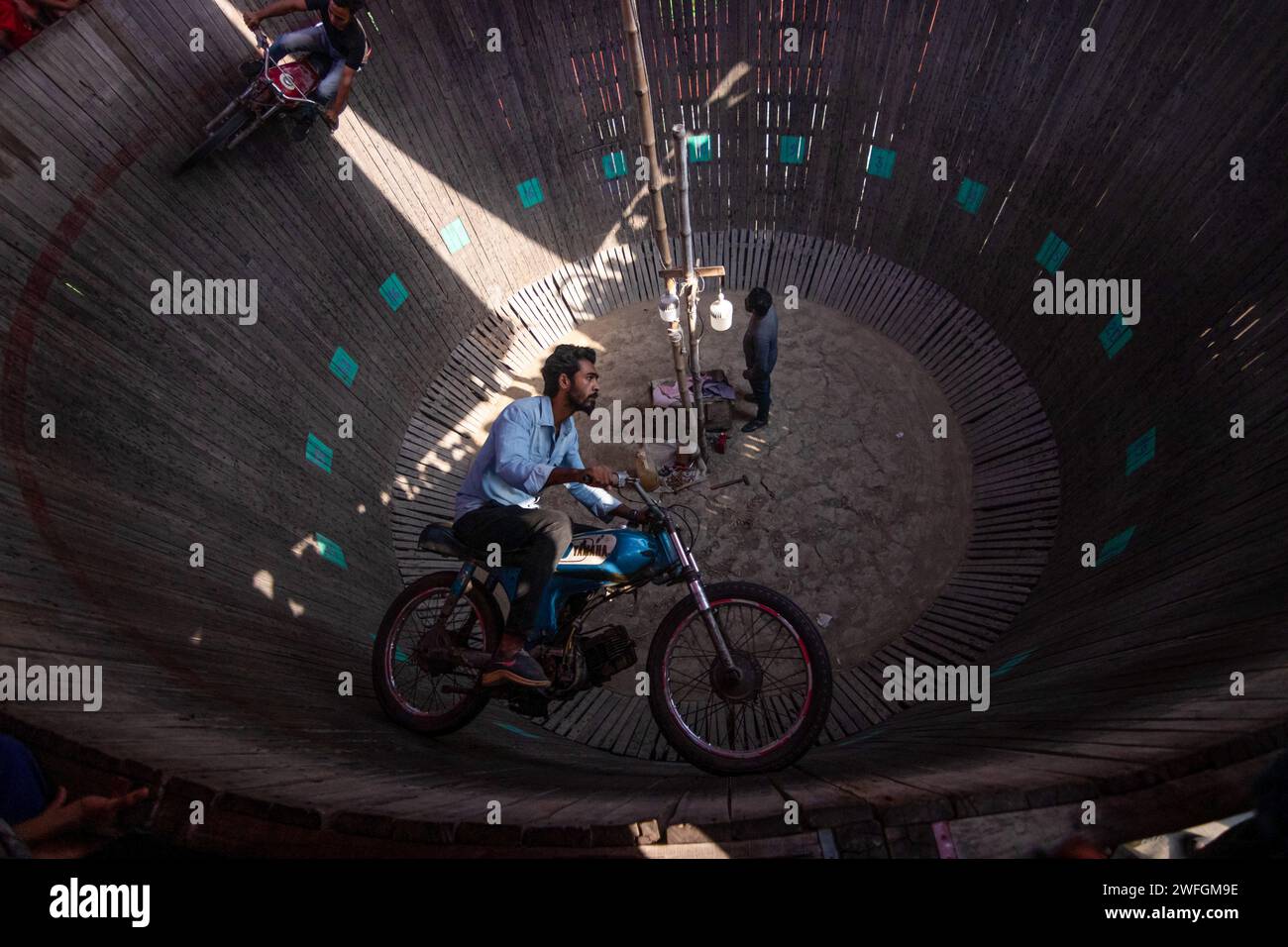Cycle stunt circus hi-res stock photography and images - Alamy