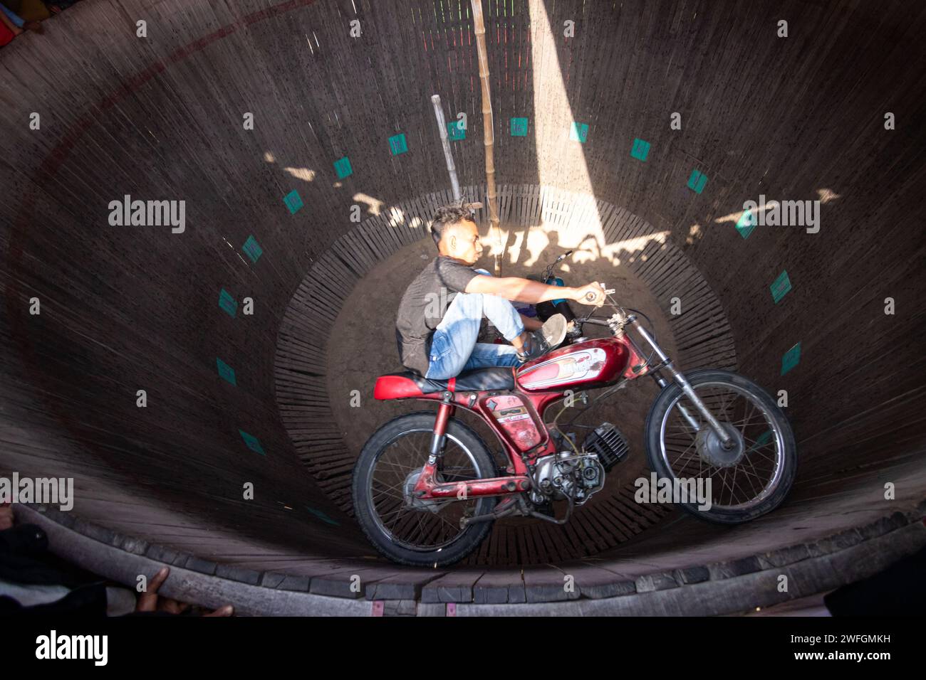Cycle stunt circus hi-res stock photography and images - Alamy