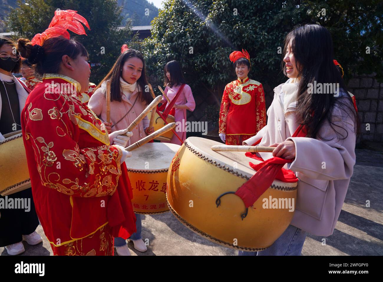 Foreign students from Zhejiang A&F University experience the ...