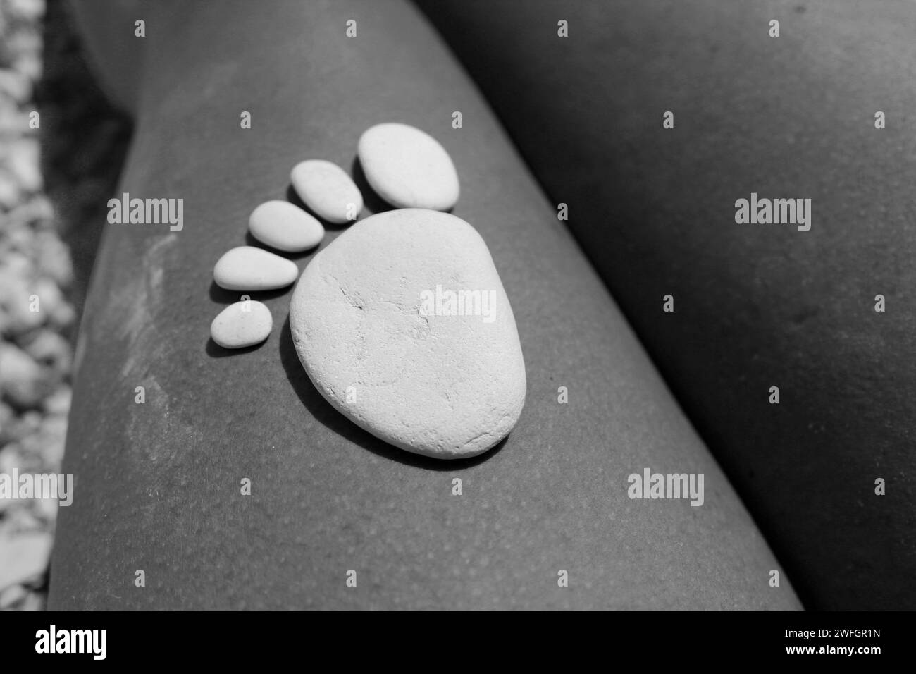 Baby foot con i sassi, spiaggia del Conero Stock Photo - Alamy