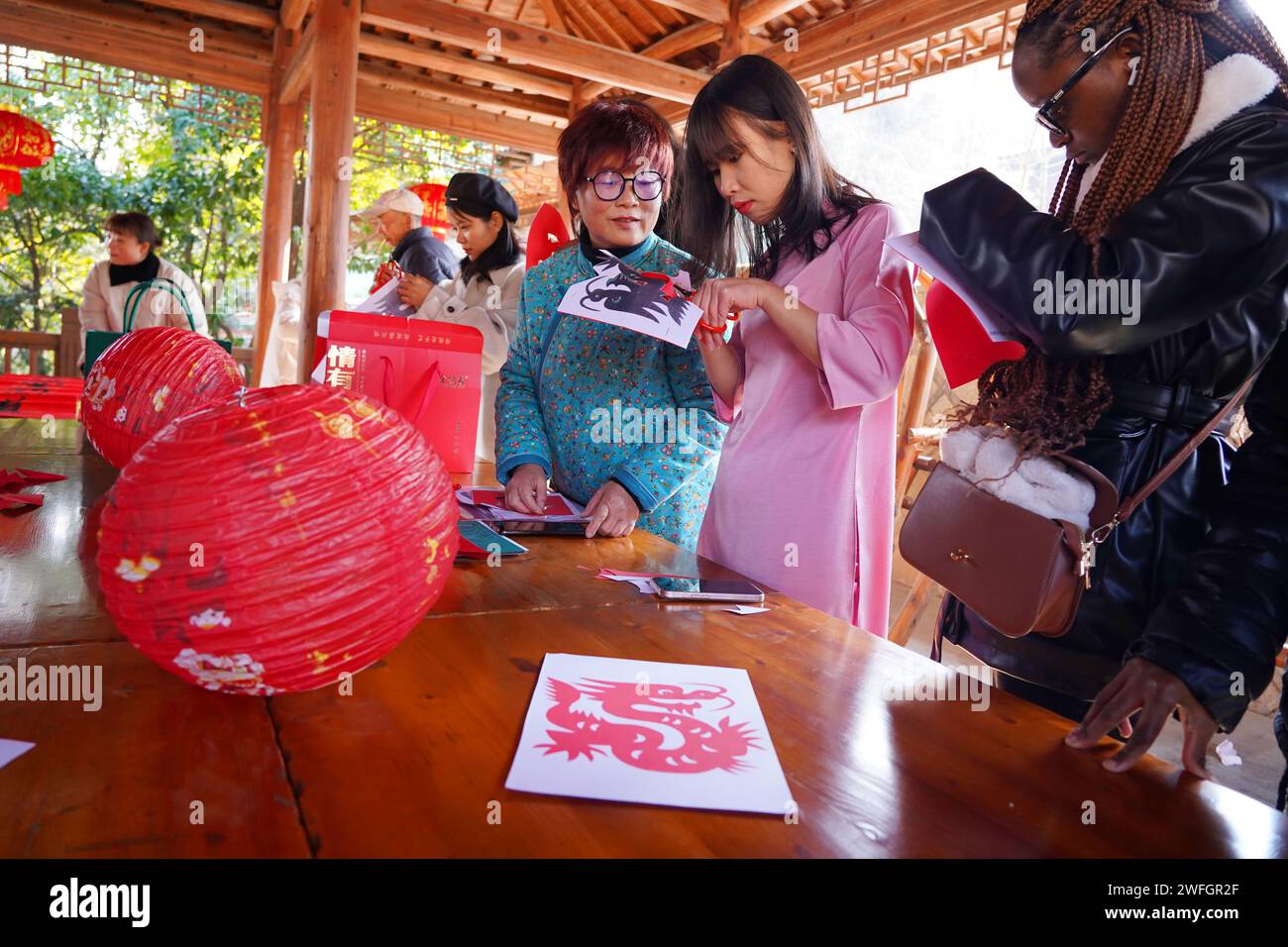 Foreign students from Zhejiang A&F University experience the ...