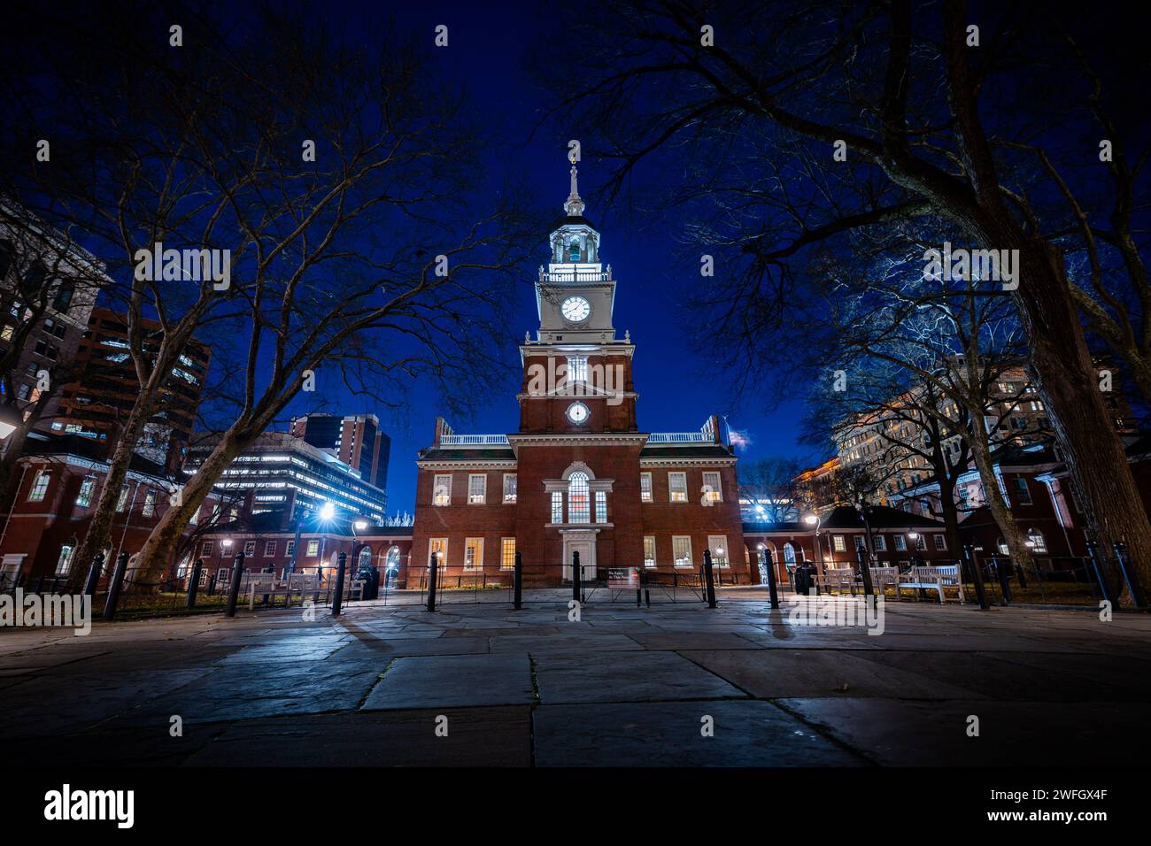 The exterior of the historic Independence Hall at night in Philadelphia ...