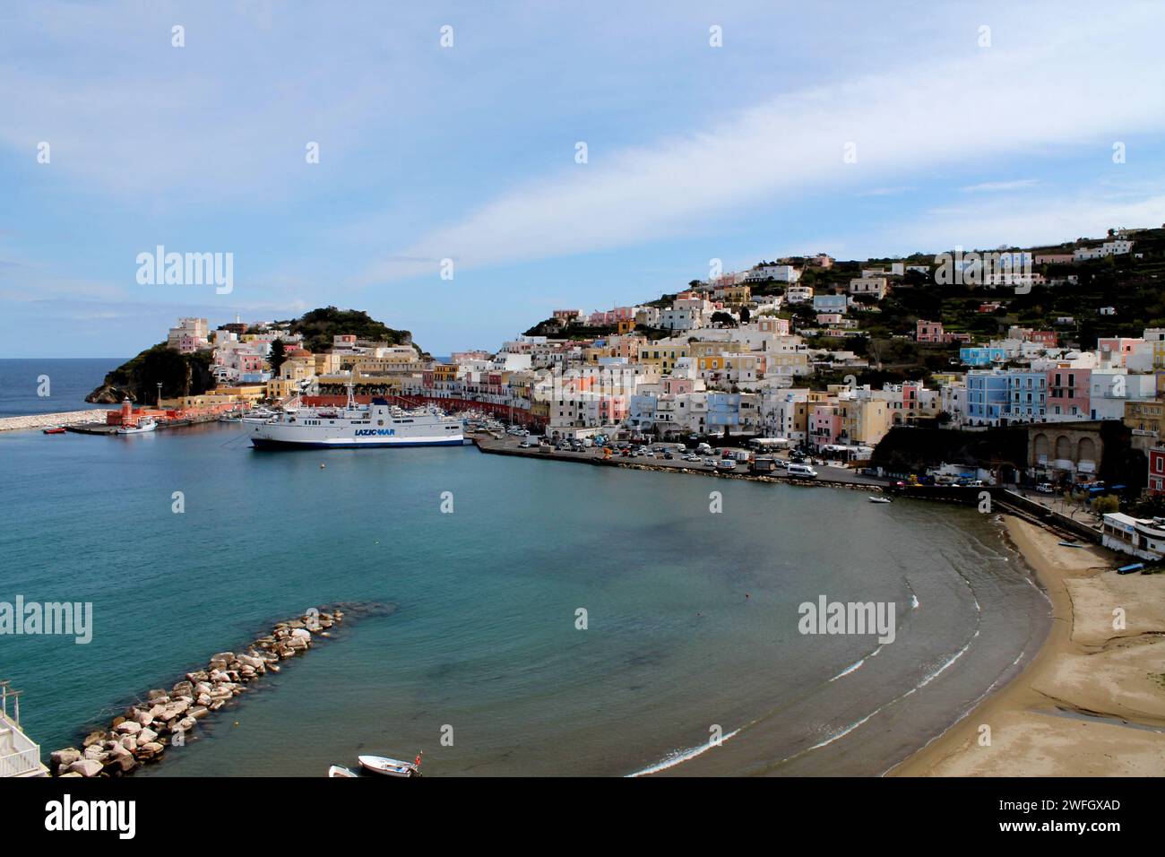 Panorama sul porto di Ponza, Italia Stock Photo - Alamy