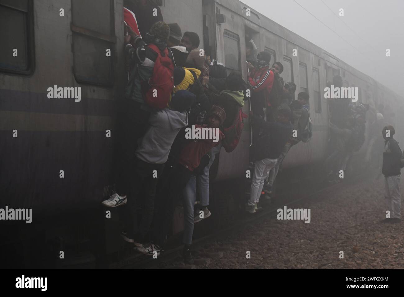 Overcrowded train delhi india hi-res stock photography and images - Alamy