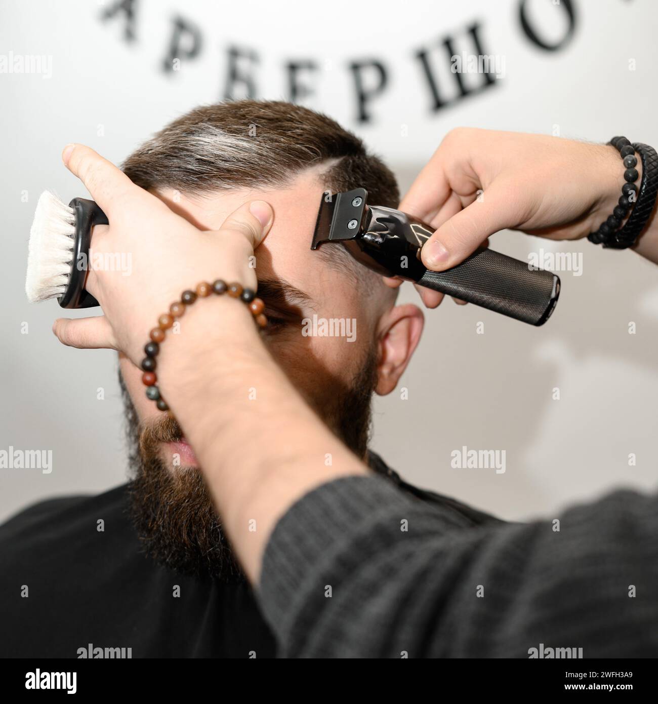 Haircut and alignment of the head contour with a hair clipper and ...