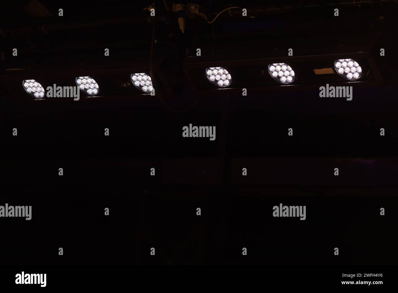 Row of spotlights hi-res stock photography and images - Alamy