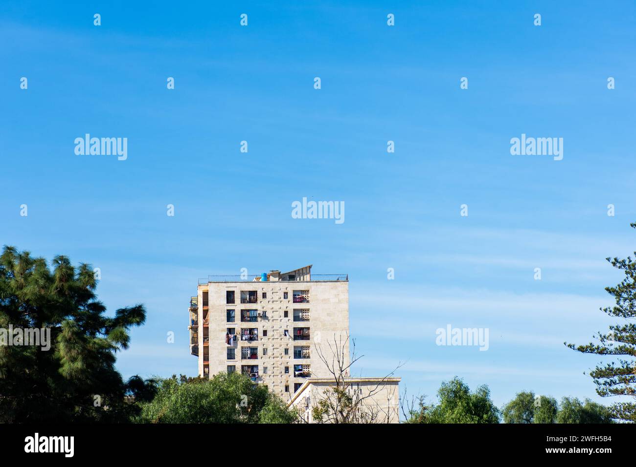 High building view sky hi-res stock photography and images - Alamy