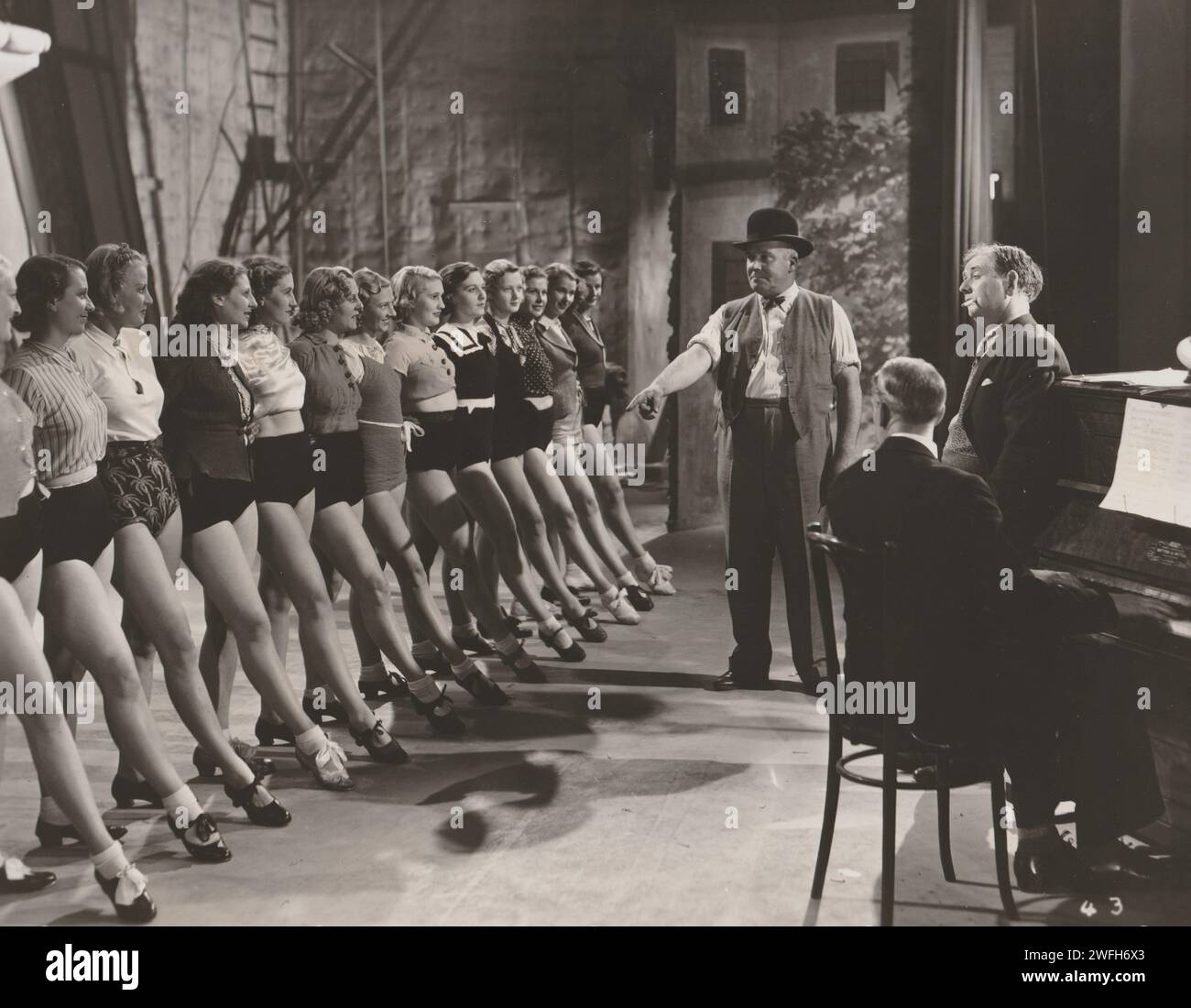 Behind the scenes 1930s hi-res stock photography and images - Alamy