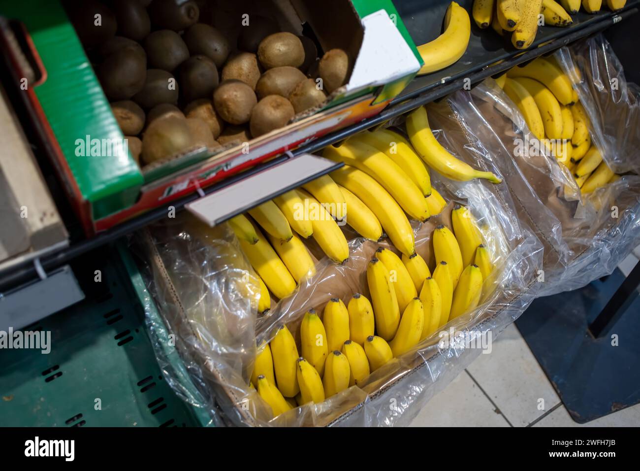 Bananas in cardboard box hi-res stock photography and images - Alamy