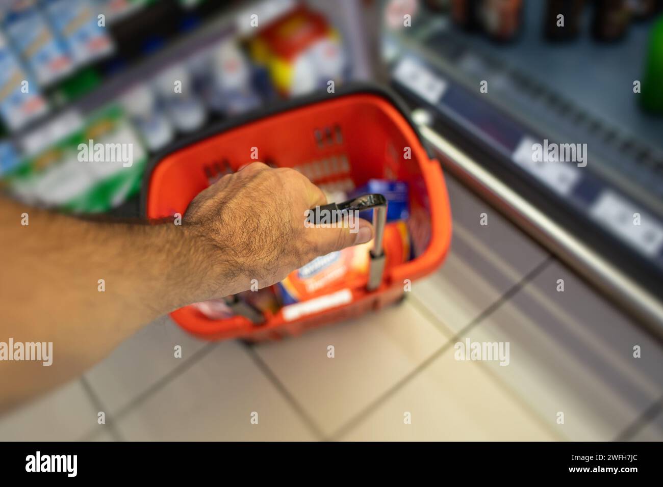 shopper's hand with supermarket trolley Stock Photo - Alamy