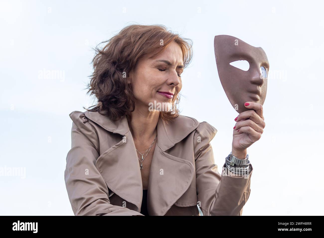 woman putting on a full face mask Stock Photo - Alamy