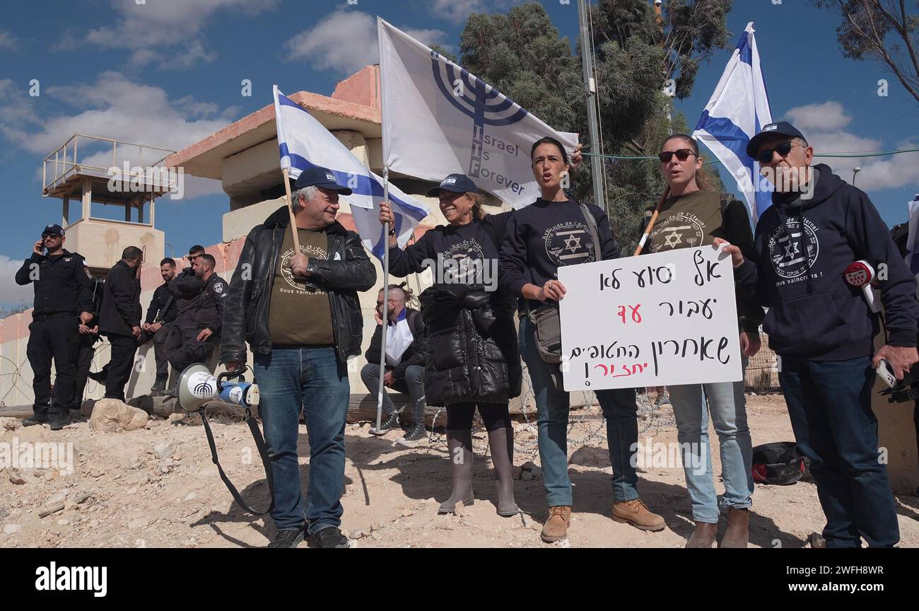 Israeli protesters hold Israeli flags as they gather by the border ...