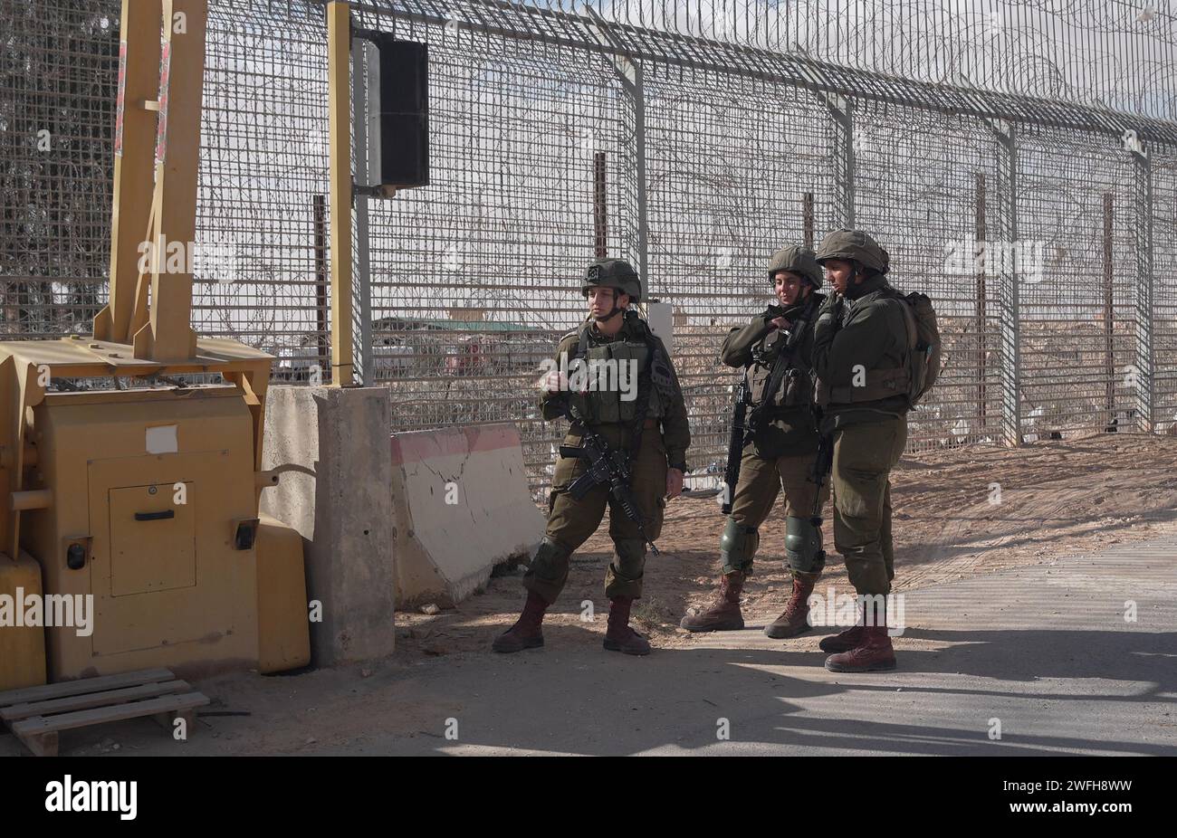 Israeli female soldiers from the 33rd "Caracal" Battalion stand guard ...