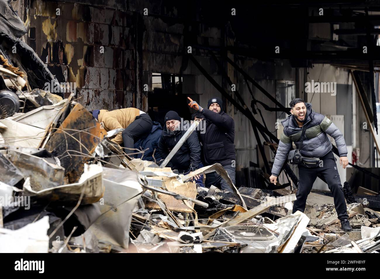 ROTTERDAM - Family members search the site where an explosion took ...