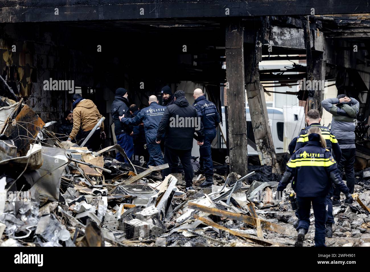 ROTTERDAM - Family members search the site where an explosion took ...