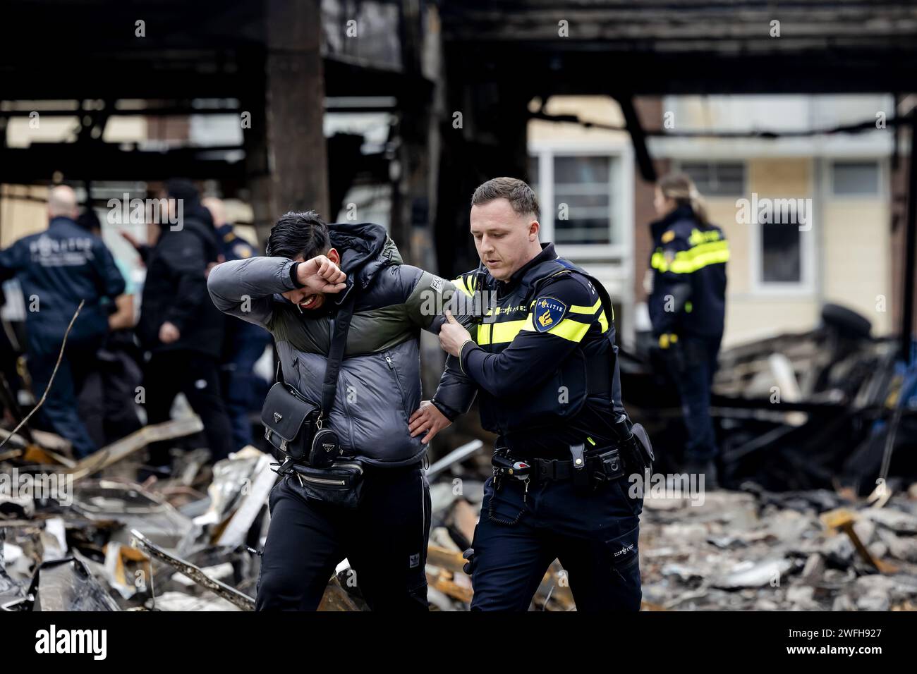 ROTTERDAM - Family members search the site where an explosion took ...