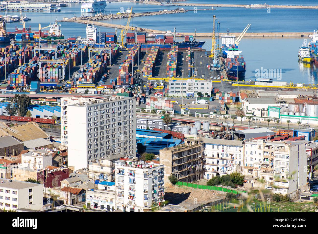 Big container ships hi-res stock photography and images - Alamy