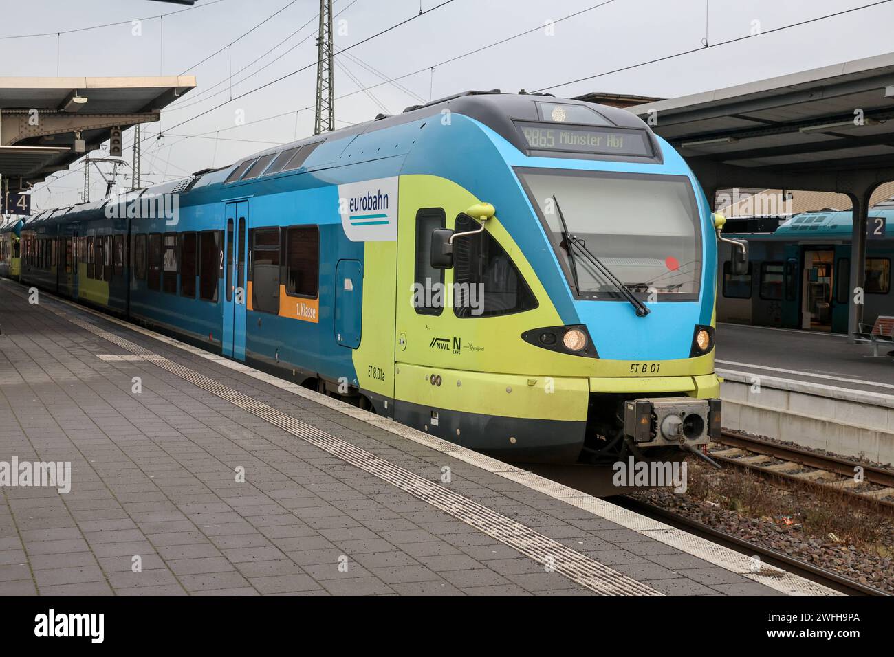 Eisenbahnverkehr am Bahnhof Rheine. Regionalbahnzug der Eurobahn, RB65 Ems Bahn Ziel Münster ...