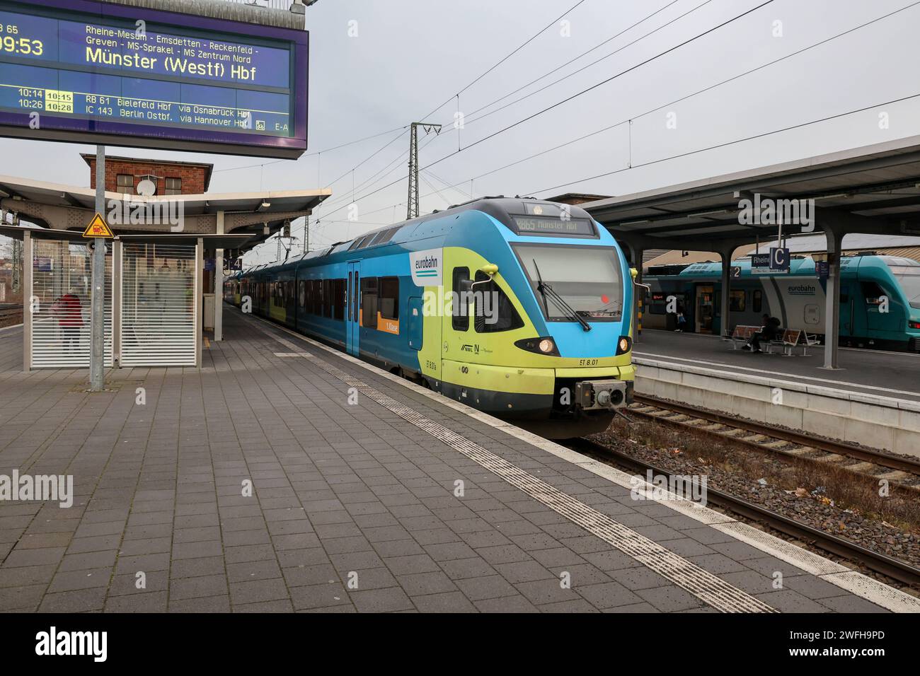 Eisenbahnverkehr am Bahnhof Rheine. Regionalbahnzug der Eurobahn, RB65 ...