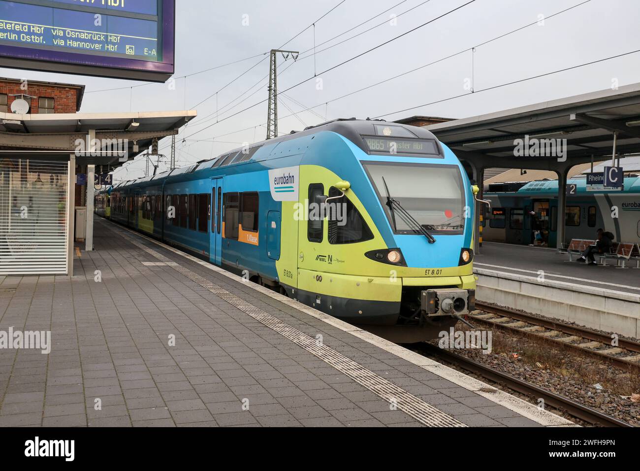 Eisenbahnverkehr am Bahnhof Rheine. Regionalbahnzug der Eurobahn, RB65 ...