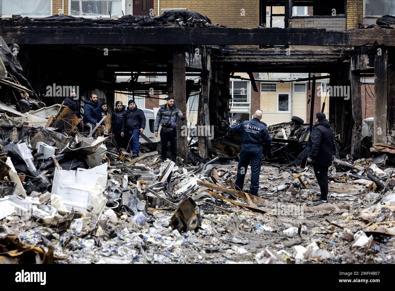 ROTTERDAM - Family members search the site where an explosion took ...