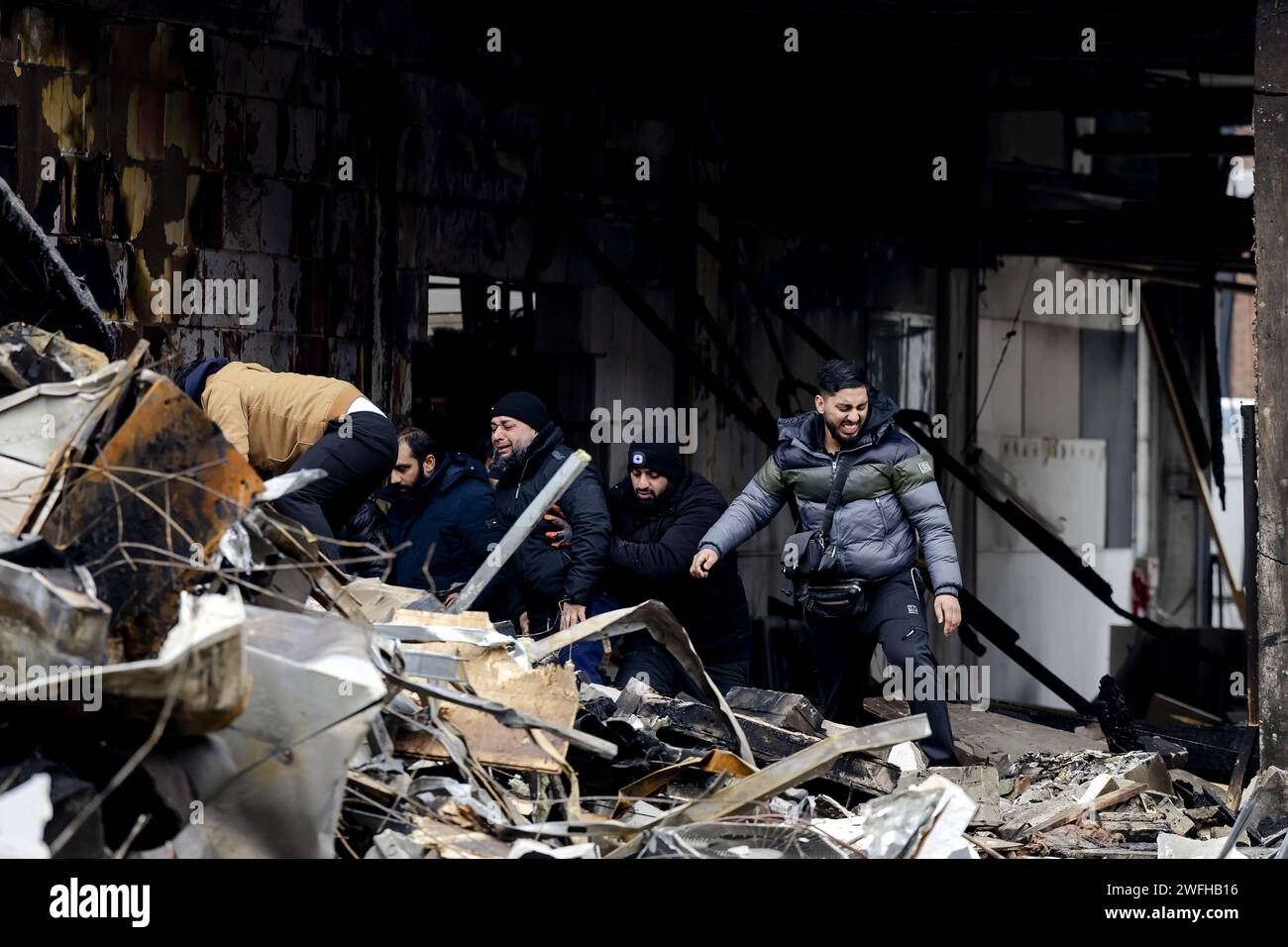 ROTTERDAM - Family members search the site where an explosion took ...