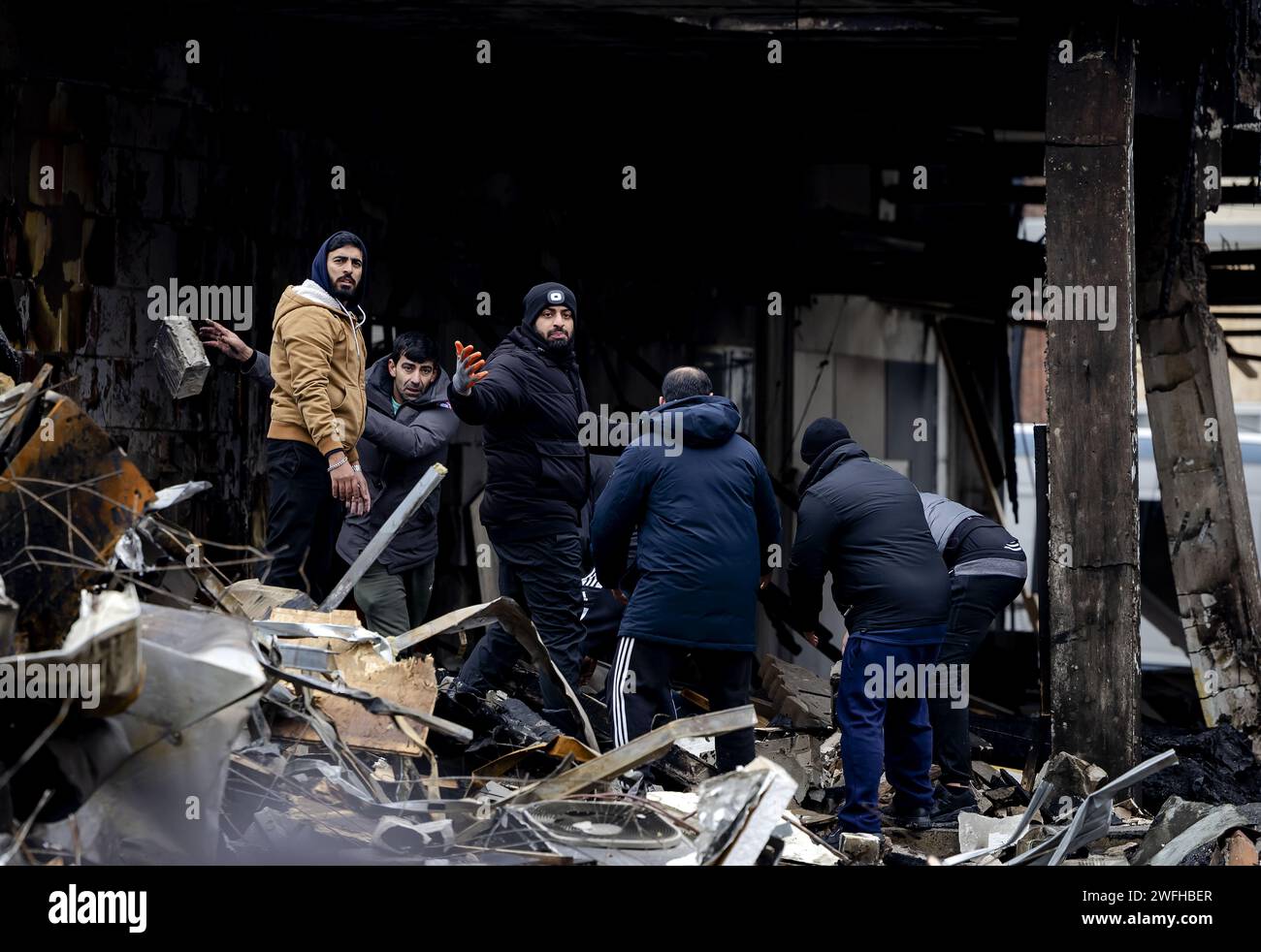 ROTTERDAM - Family members search the site where an explosion took ...