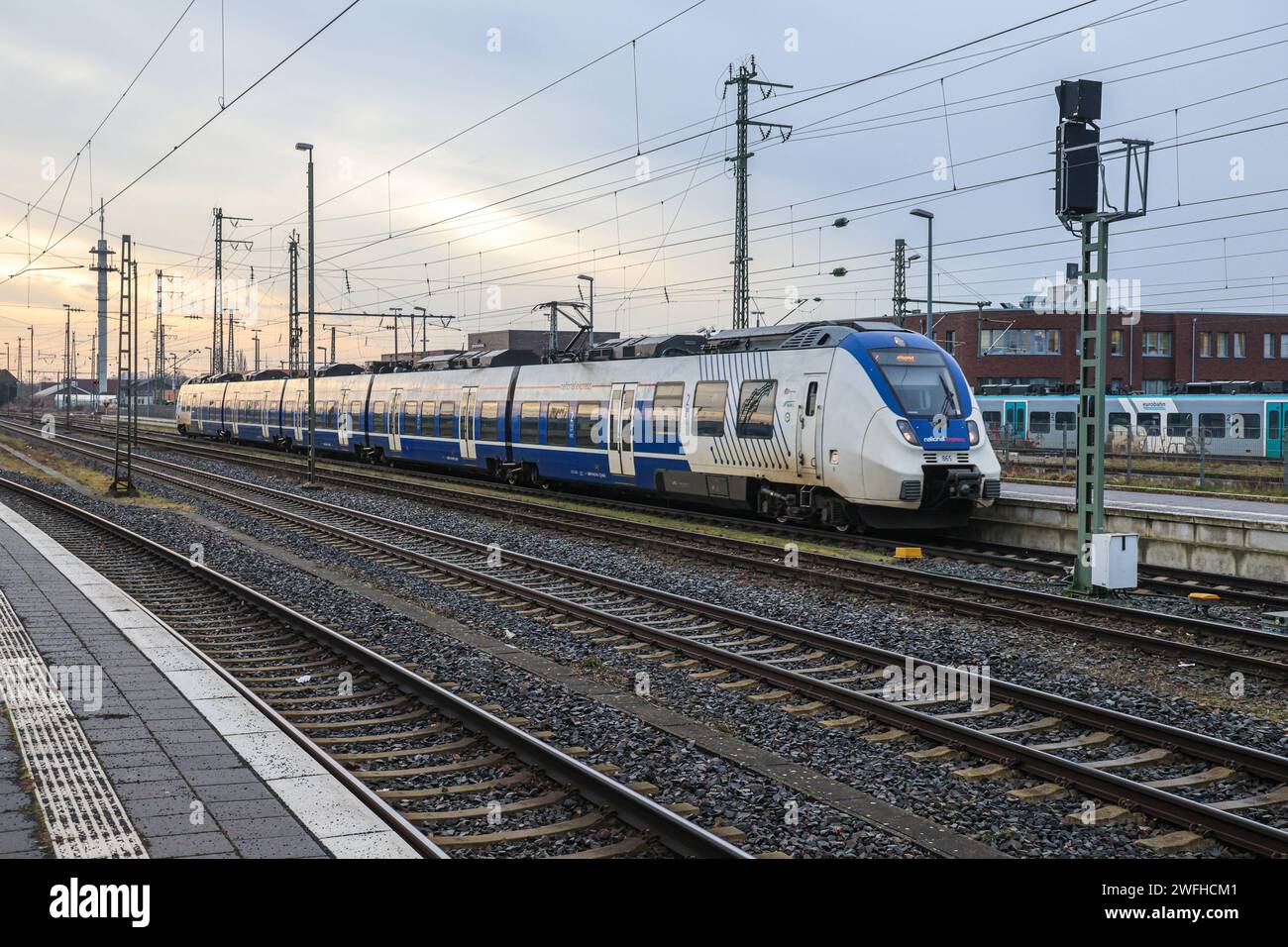 Eisenbahnverkehr am Bahnhof Rheine. Regionalexpress Zug von National ...