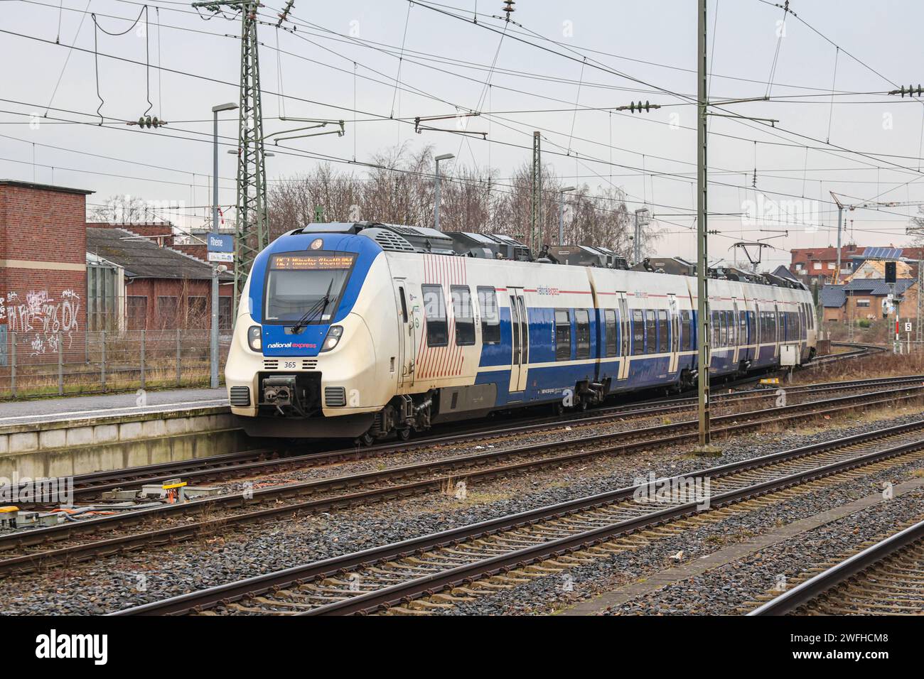 Eisenbahnverkehr am Bahnhof Rheine. Regionalexpress Zug von National ...