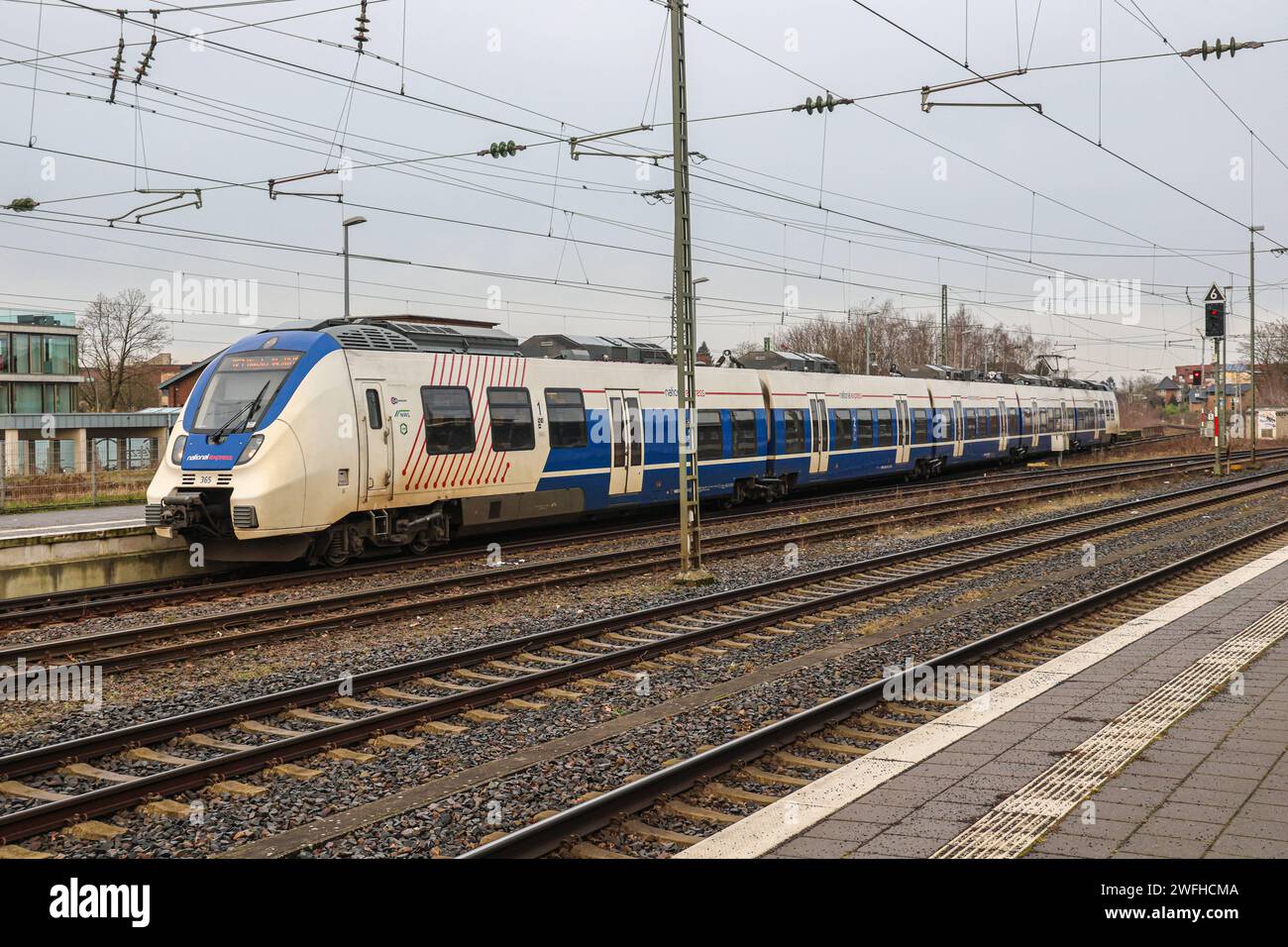 Eisenbahnverkehr am Bahnhof Rheine. Regionalexpress Zug von National ...