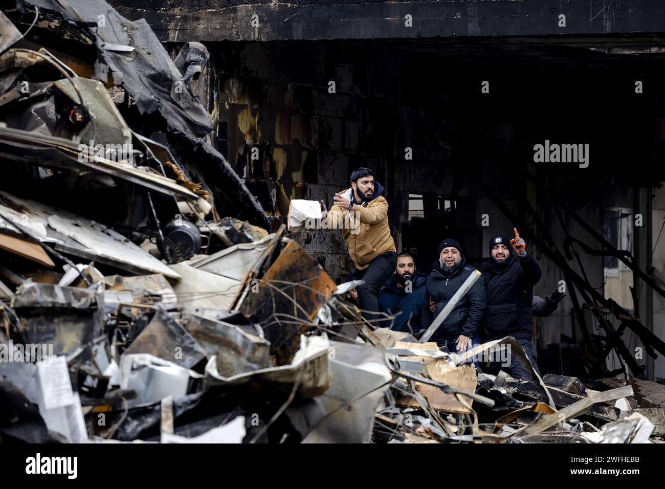 ROTTERDAM - Family members search the site where an explosion took ...