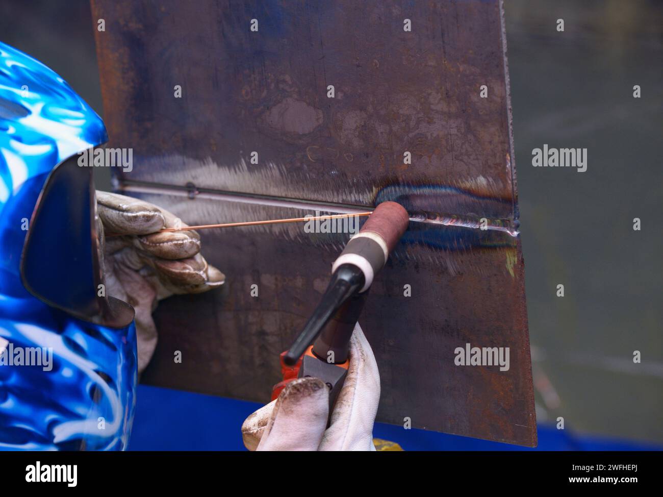 Worker welding two pieces metal hi-res stock photography and images - Alamy