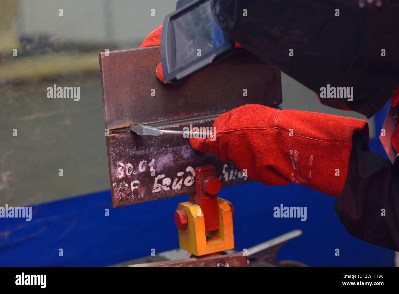 Welder worker welding pieces hi-res stock photography and images - Alamy