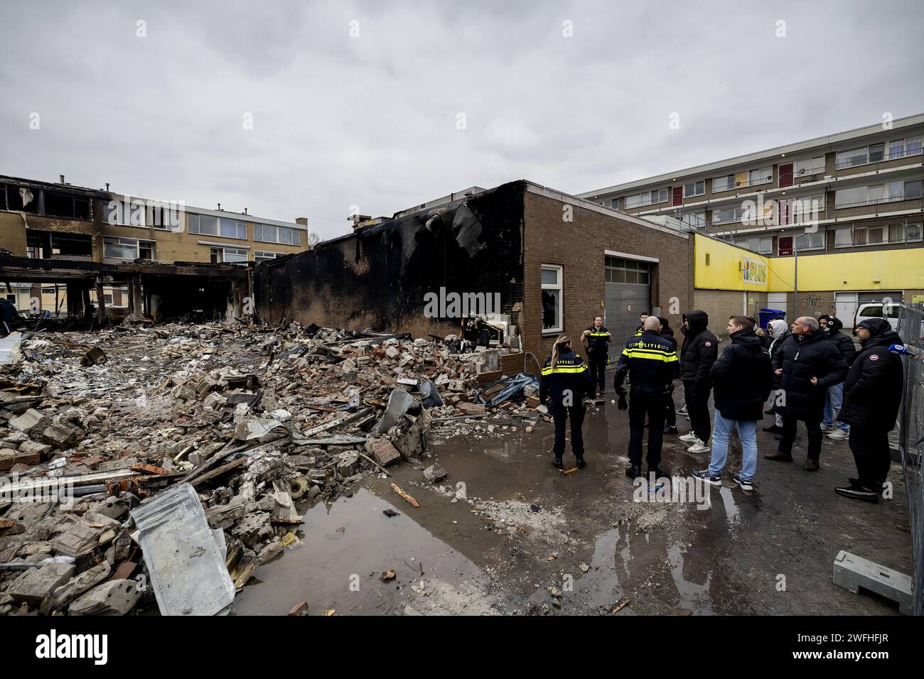 ROTTERDAM - Family members enter the site where an explosion took place ...