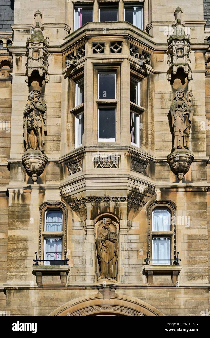 Statues of the college founders on the Tower of Waterhouse Building ...