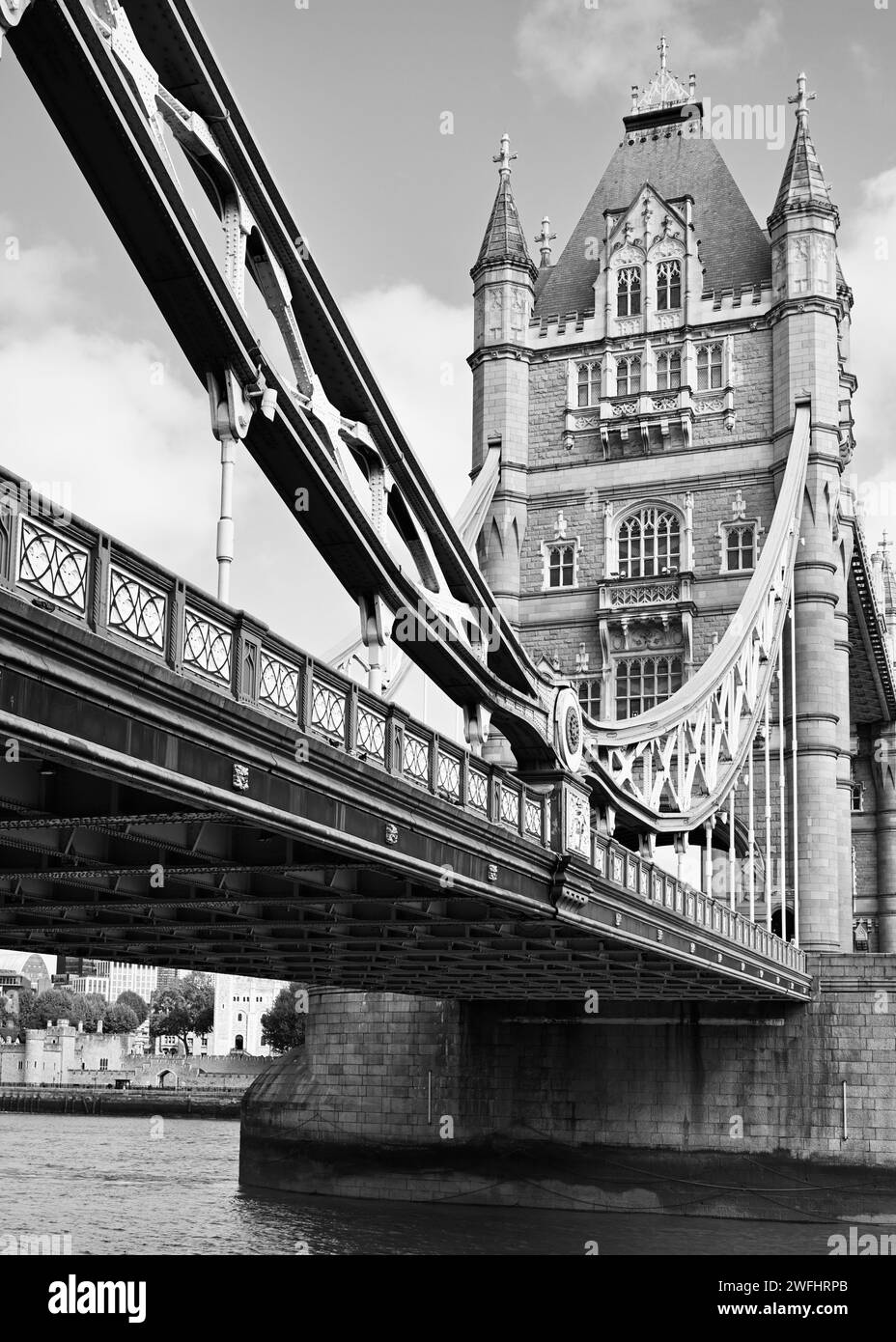 Iconic tower bridge spanning thames hi-res stock photography and images - Alamy